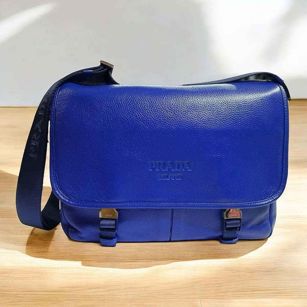 PRADA OUTLET VA0768 壓印LOGO 荔紋皮革 斜背包 電光藍色【現貨】